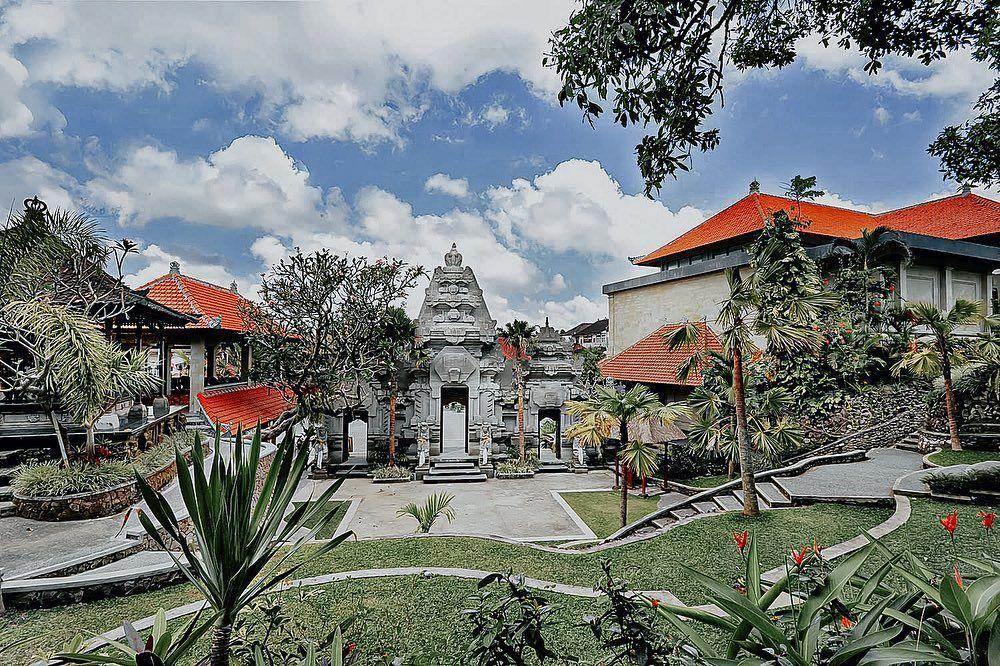 Ubud’s Must-Visit Temples & Markets: A Cultural Travel Guide